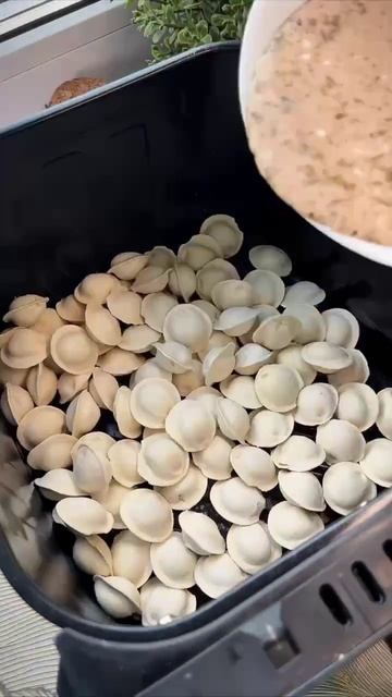 Запеченные пельмени 
⏰ 30 минут
🌡️ 180 ℃ #аэрогриль #рецепты #готовимдома