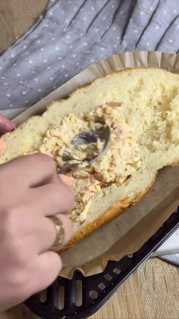 Вкусный горячий бутерброд 
⏰ 10 минут
🌡️ 200 ℃ #аэрогриль #рецепты #готовимдома #дляаэрогриля