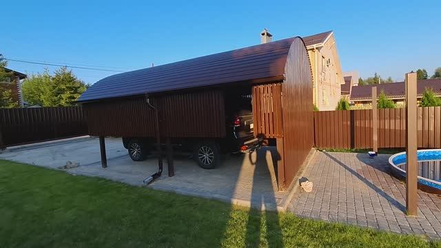 Навес под автомобиль обшил рейкой по металлическому каркасу.