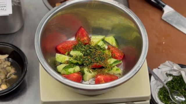 Кахетинский салат из свежих овощей с орехами