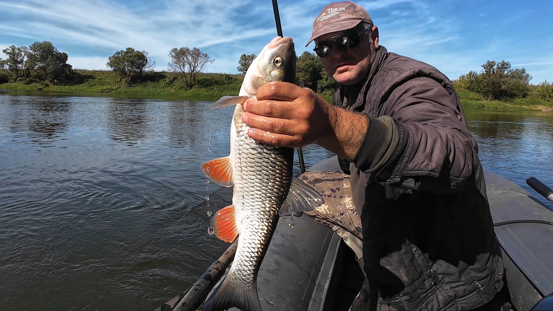 Такие рыбалки запоминаются. Как они загибают.