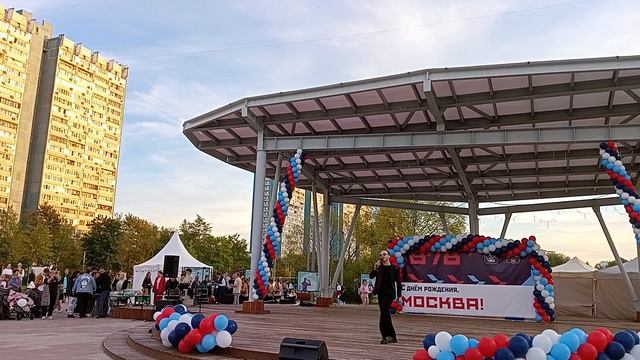 Москва День города 878 лет!
Певцы,артисты театров, творческие коллективы выступают на празднике