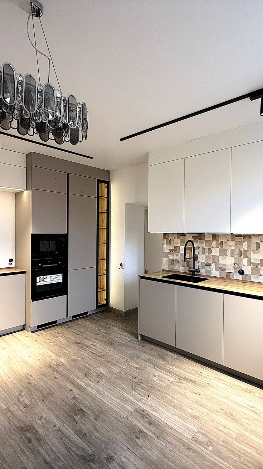 Силвиан - угловая белая-серая кухня в минималистическом дизайне, без ручек под потолок на заказ.