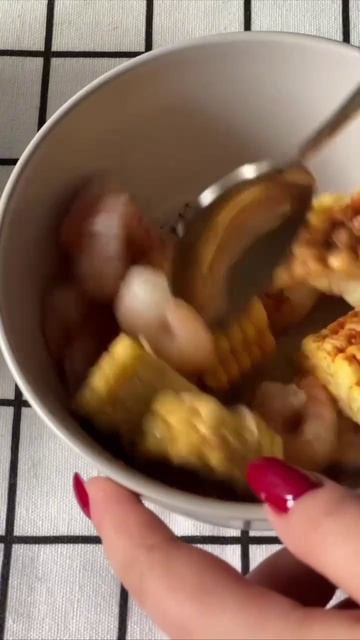 Салат с креветками и кукурузой
⏰ 10 минут
🌡️ 180 ℃ #аэрогриль #рецепт #дляаэрогриля #готовимдома