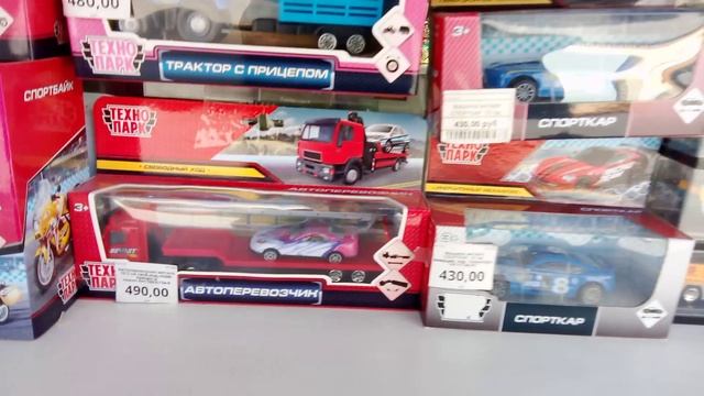Классные модели машинок и другие шикарные игрушки в киоске Роспечать на станции метро университет.