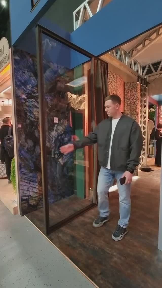 Стеклянная дверь VFDDESIGN. Размеры 2х3 метра. Петли Pivot. Профиль с направляющей для штор.