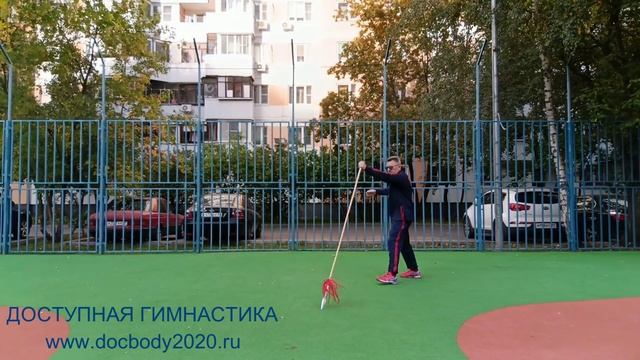 Занятия с копьём на спортплощадке