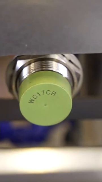 ЭТИКЕТОЧНЫЙ АВТОМАТ ЭМ-32  Нанесение полипропиленовых этикеток на бутылки с водой 7