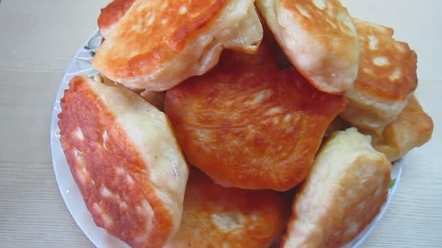 Пышные оладьи на воде без яиц  и молока .