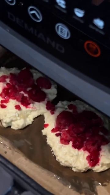 Сырники с малиной
⏰ 13 минут
🌡️ 180 ℃ #аэрогриль #рецепты #готовимдома #дляаэрогриля