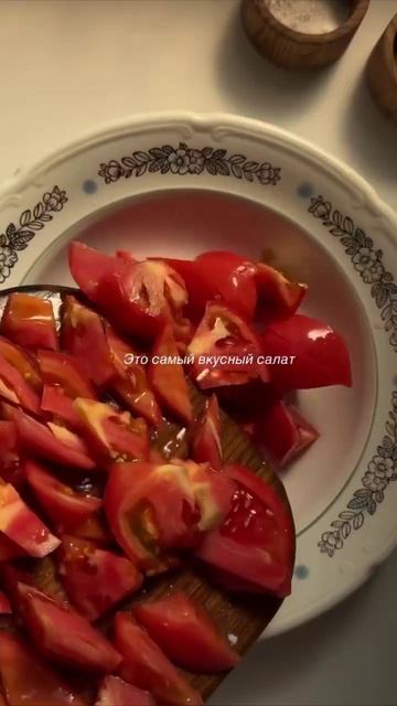 Салат с помидорами и хрустящим багетом 
#салаты #легкий #с_маслом