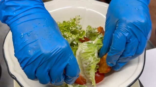 Салат а-ля Цезарь с куриным шашлыком