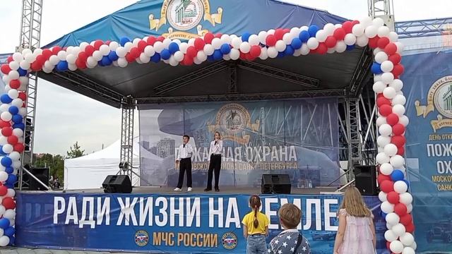 Кавер «Если бы парни всей земли» слова — Евгений Долматовский, музыка — Василий Соловьёв-Седой.