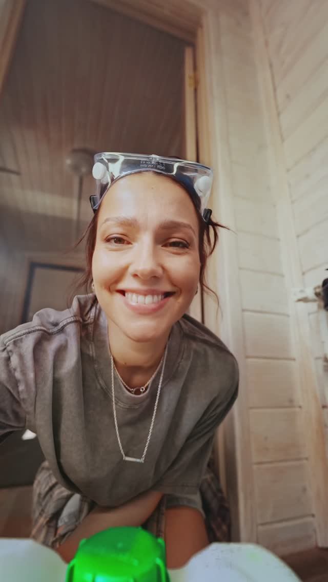 POV  Красивая девушка хочет залить THERMAGENT в систему отопления