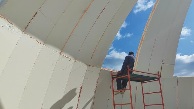 Производство домокомплектов купольных домов из пенопласта. Процесс монтажа на участке