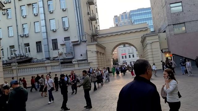 От Арбата, пешеходной зоны, до станции метро Смоленская. 9.09.25