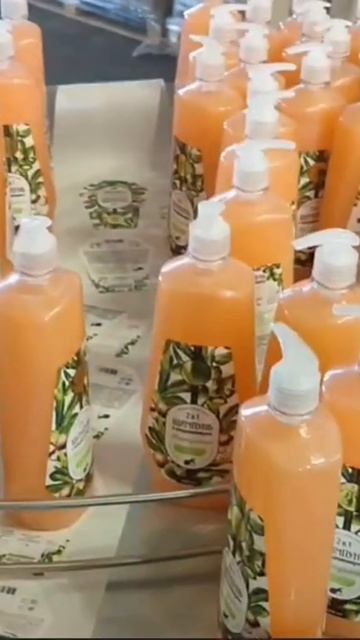 Нанесение этикеток на флаконы 1000 мл с шампунем. Этикетировочный автомат ЭМ-5. ПрактикМ.