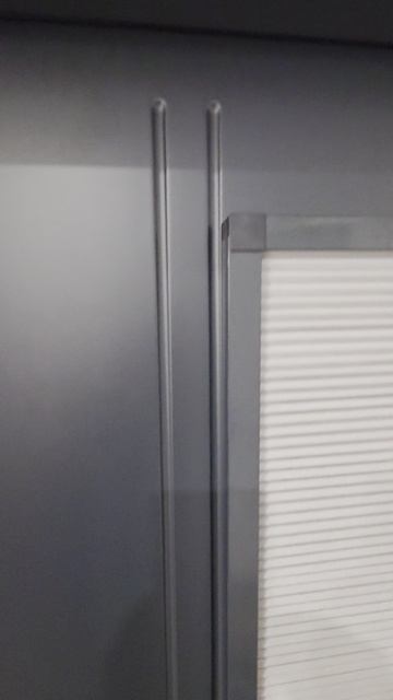 Штора гофре в раме на узкое окошко входной двери