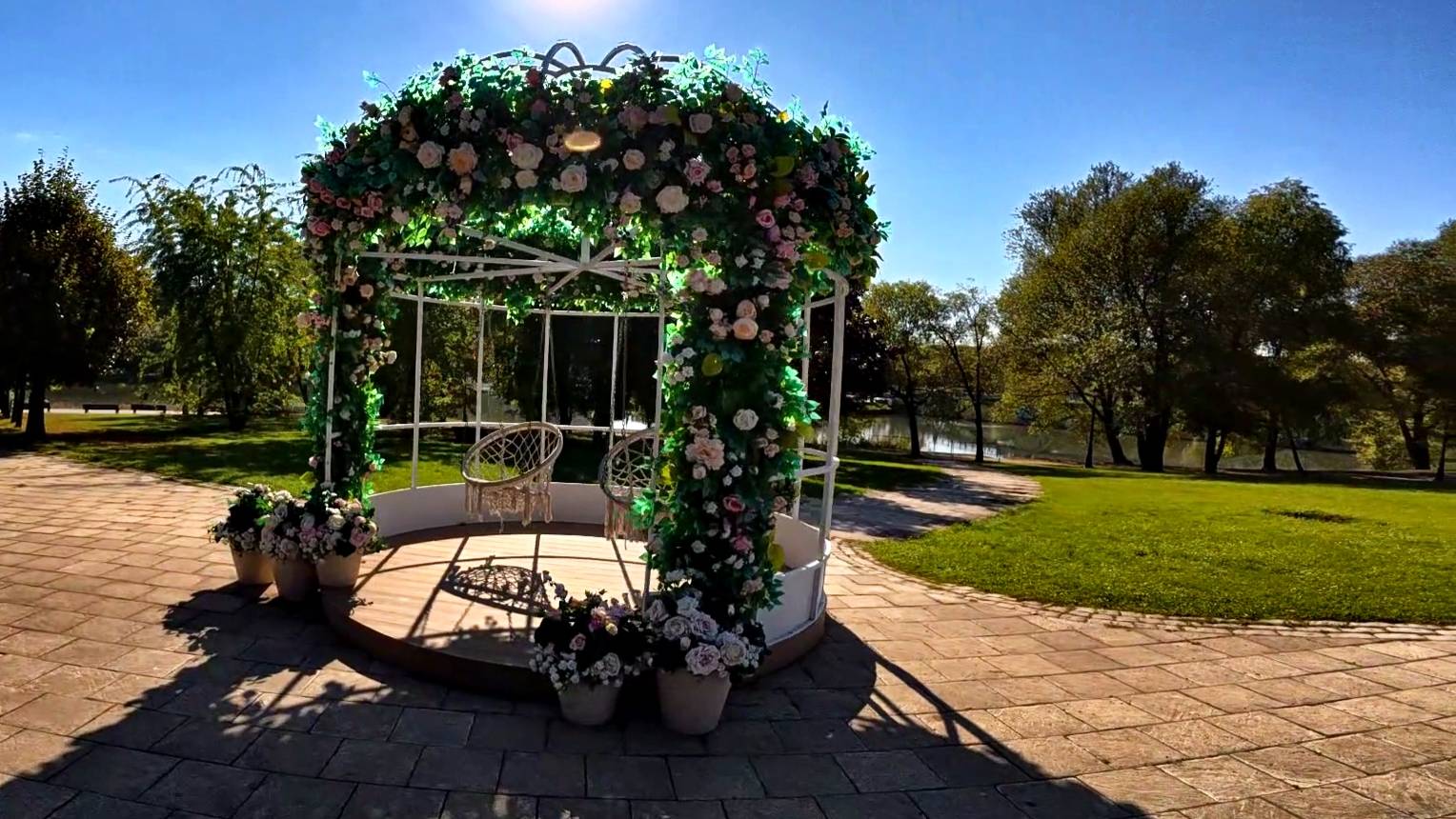 Музей-заповедник Царицыно. Вход. Уточки и голуби делят корм. Ротонда. Не кормите водоплавающих птиц