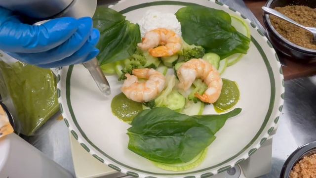Зеленый салат с креветками и сырным муссом