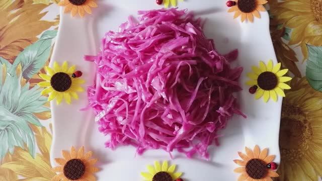 САЛАТ ИЗ МАРИНОВАННОЙ КАПУСТЫ ПЕЛЮСТКИ !ГОТОВИМ ДОМА !