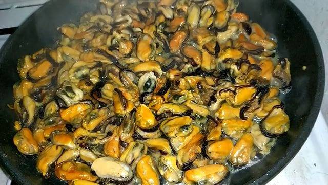 Жарим мидии.