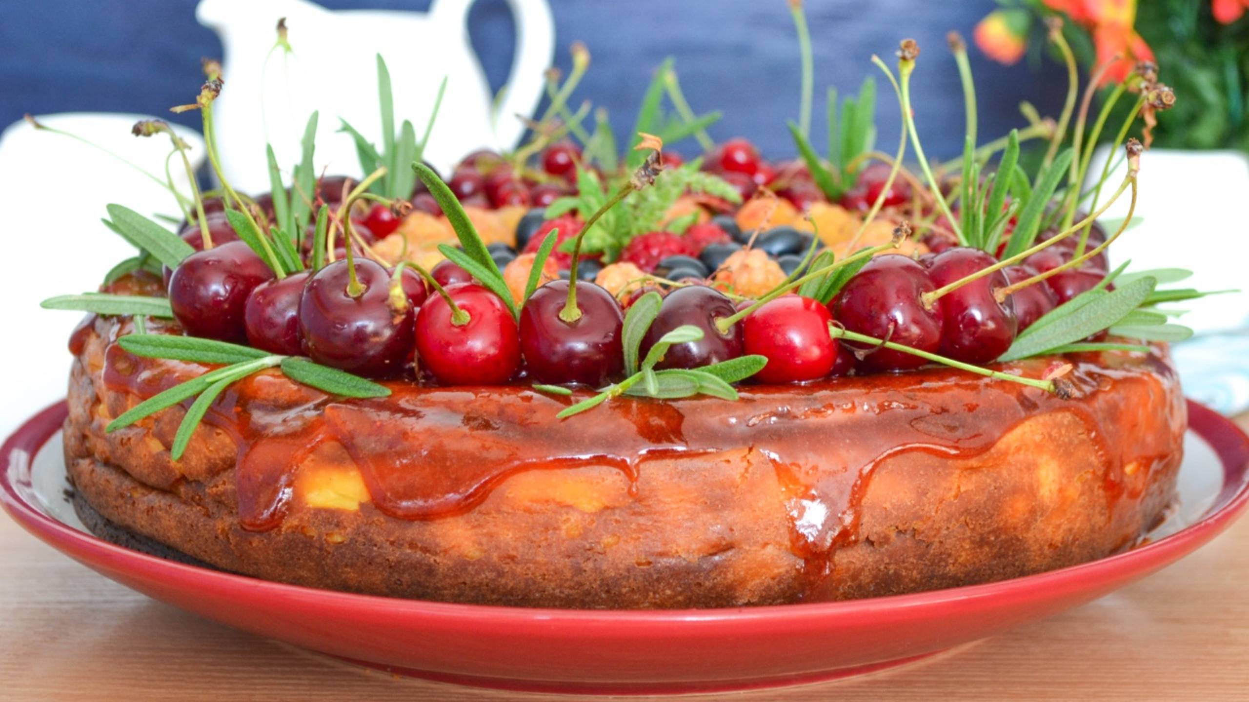 Пышная, сочная, с вишнёвой кислинкой — идеальная творожная запеканка, от которой не оторваться