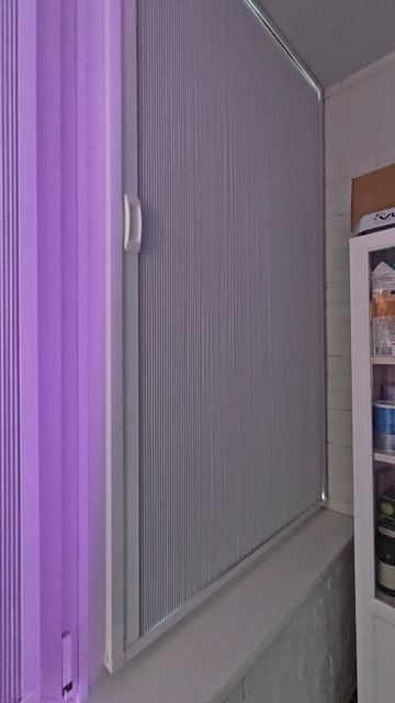 Шторы гофре в раме на окнах лоджии