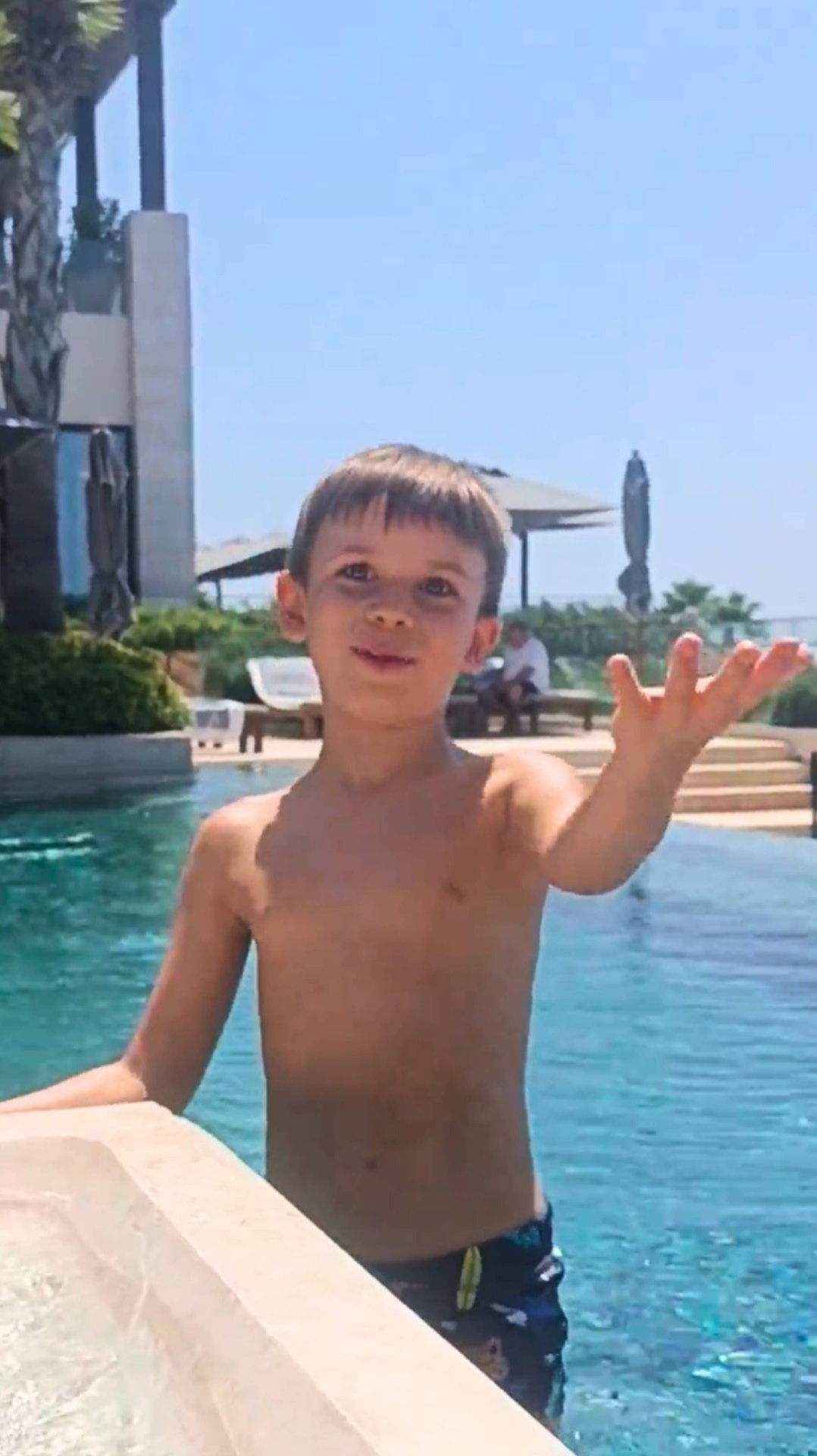 🌊 Саша на Кипре | бассейн, шутки и привет подписчикам AlekSun