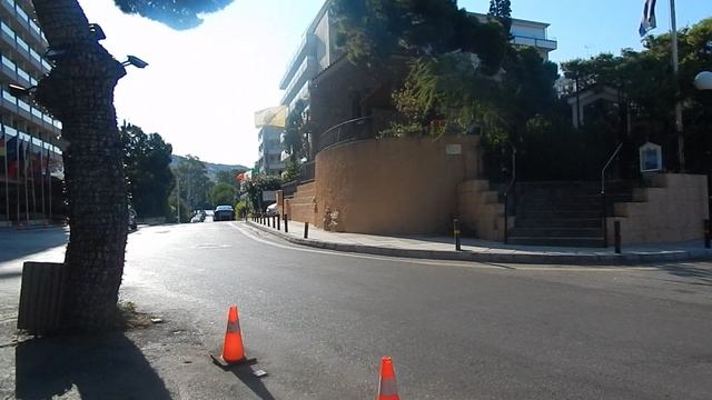 У  нашего отеля в Афинах утром.