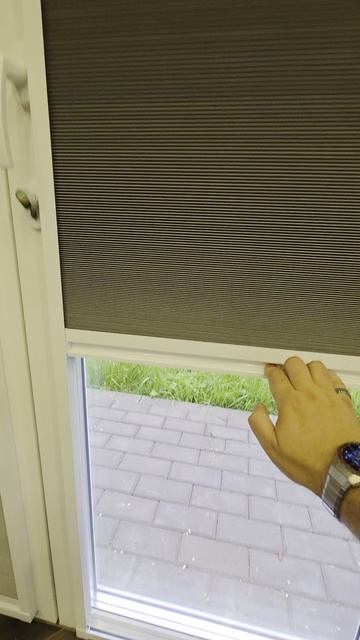 Шторы гофре в раме на двери, вертикальное открывание