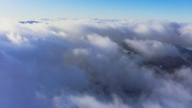 Полёт в небе над облаками🛫