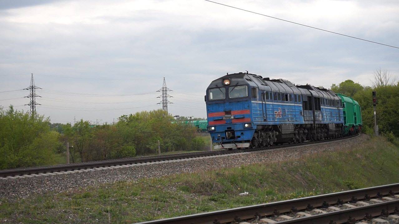 Тепловоз 2ТЭ116У-0090 с зерновозами.