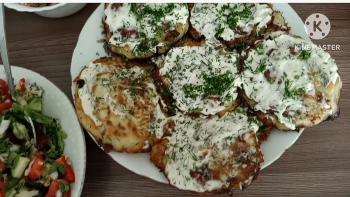 НеИдеальная💃пенсионерка в Крыму!ВидеоДневник//Оладьи кабачковые с начинкой! Пицца! Дела огородные☀️