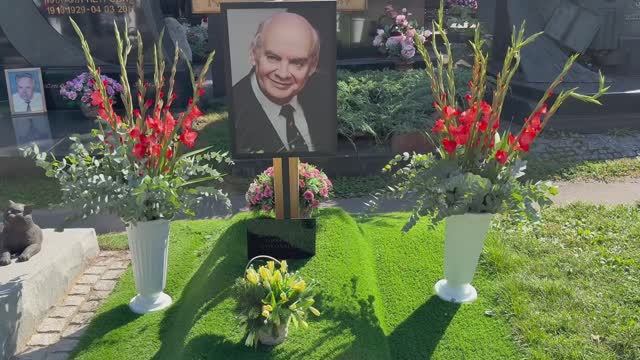 О СМЕРТИ МУЖА ЕЙ СКАЗАЛИ ТОЛЬКО ЧЕРЕЗ 12 ЧАСОВ … МОГИЛА НИКОЛАЯ ДОБРОНРАВОВА | 16 СЕНТЯБРЯ 2025