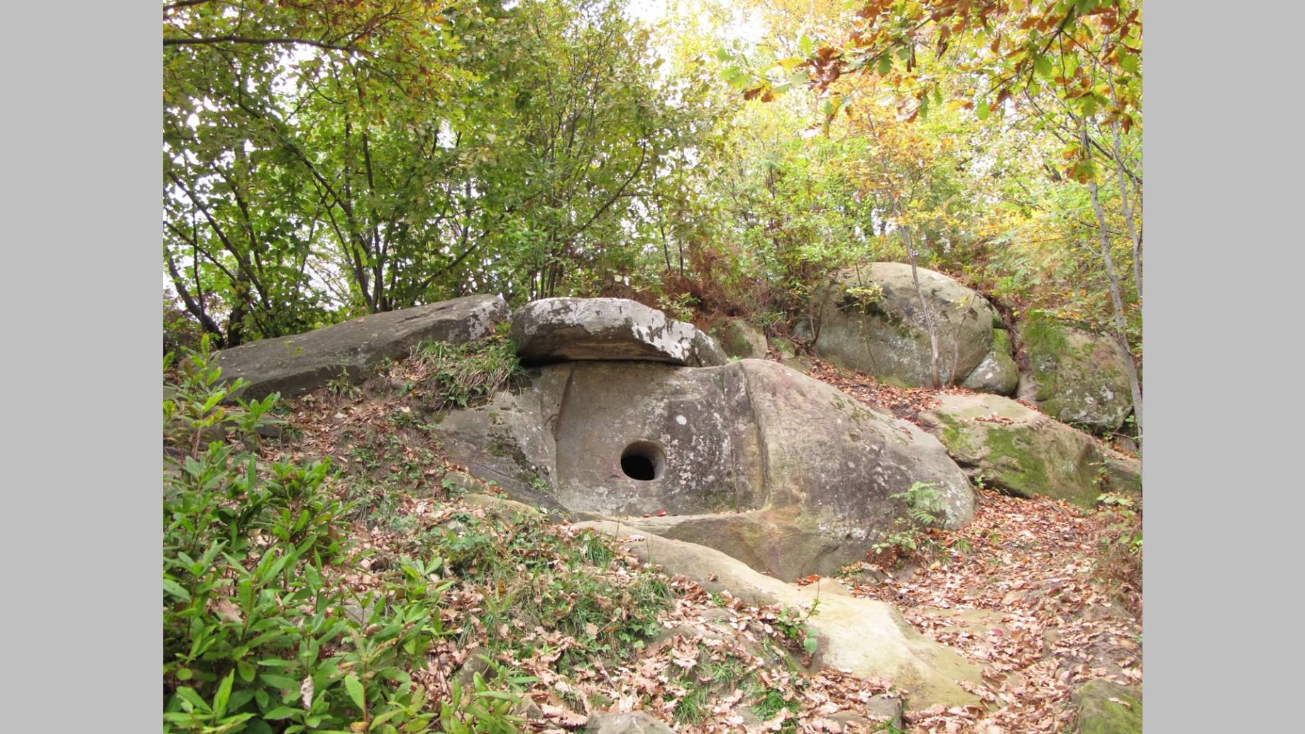 ДОЛЬМЕНОВЕДЕНИЕ 05 - типы - дольмены скальные полумонолиты