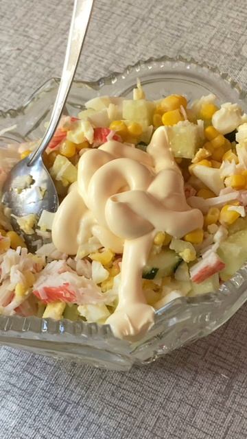 Салат крабовый с кукурузой и огурцом