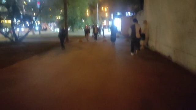 Идём...Витрины...Рядом пролетают дорогие лимузины