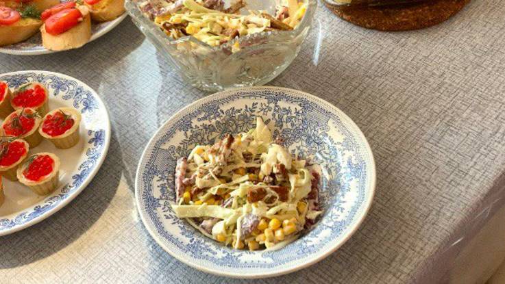 Простой и хрустящий салат с кукурузой и сухариками! Готовится Быстро,съедается моментально!