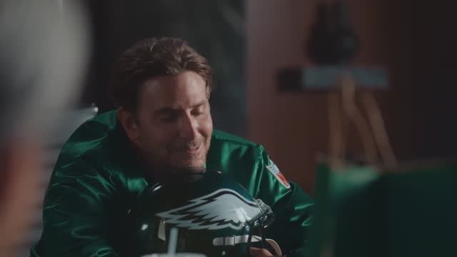 Брэдли Купер против Uber Eats: битва за футбол и еду в новой рекламной кампании