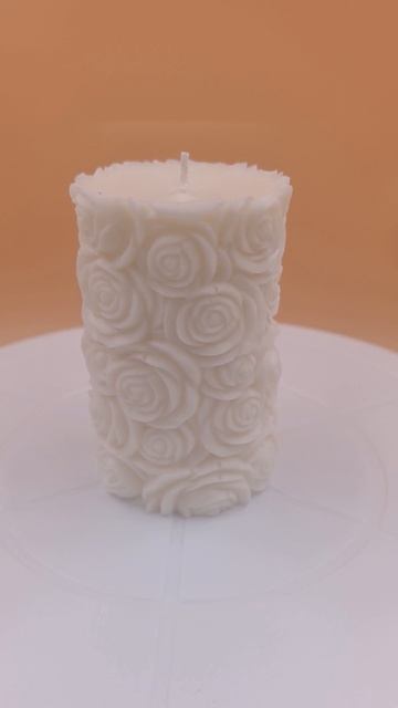 Свеча ручной работы в бутонах роз