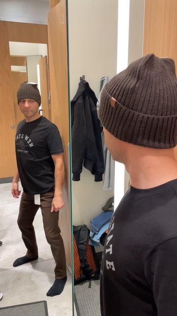 Танцую в примерочной кабинке в магазине