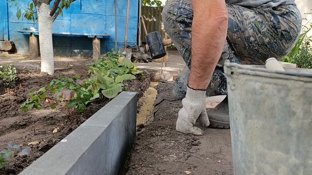 Устанавливаю бордюры.