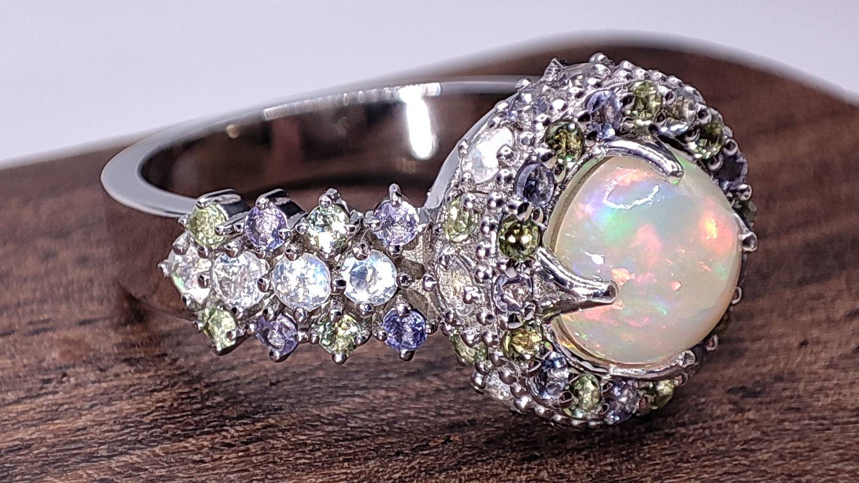 Кольцо с камнями: Опал, Лунный камень, Танзанит, Хризолит