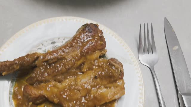 Свиные ребра с картошкой и яблочным муссом в Казане