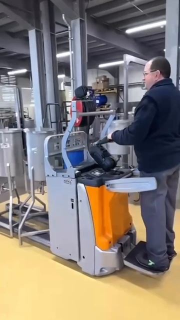 Павел Попов, главный парфюмер  «Marso» на заводе Parfums Plus во Франции