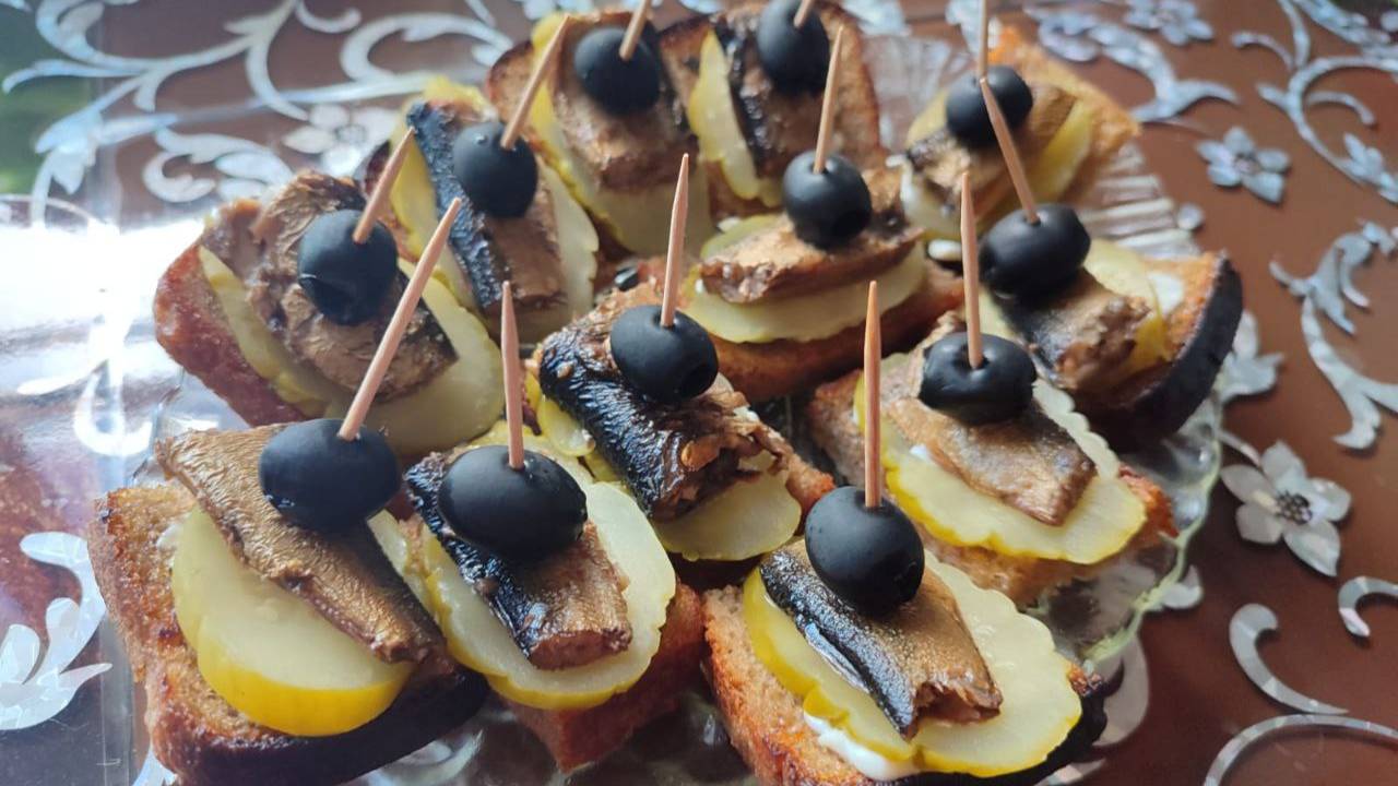 Канапе со шпротами, огурцом, чесноком и маслинами. Классическая закуска в праздничном исполнении!