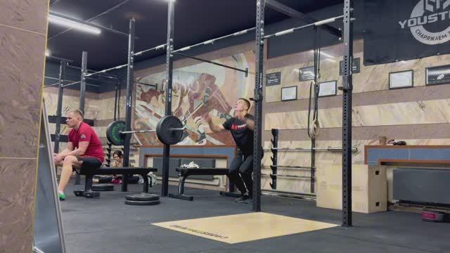 Прыжок из-за турника в позиции Холлоу