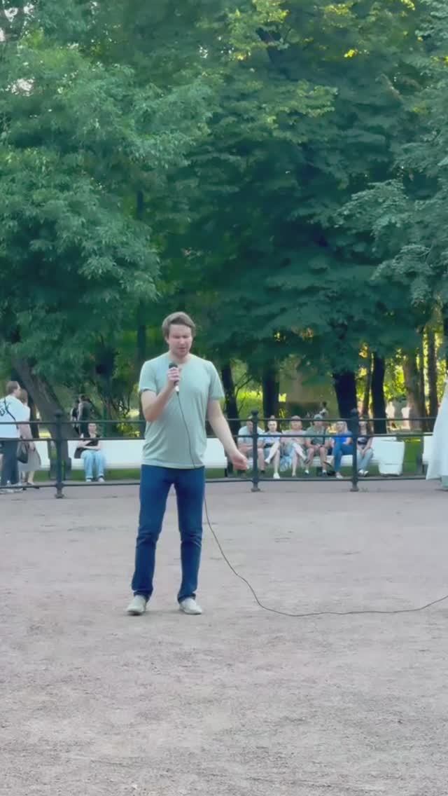 Простой парень в парке поёт как оперный певец 🎶