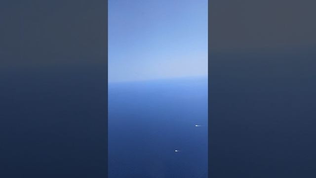 Красное море под крылом самолета.